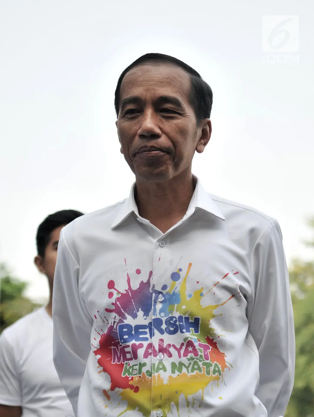 FOTO: Lihat Kemeja Motif Unik Jokowi Saat Cek Kesehatan di RSPAD - Foto ...
