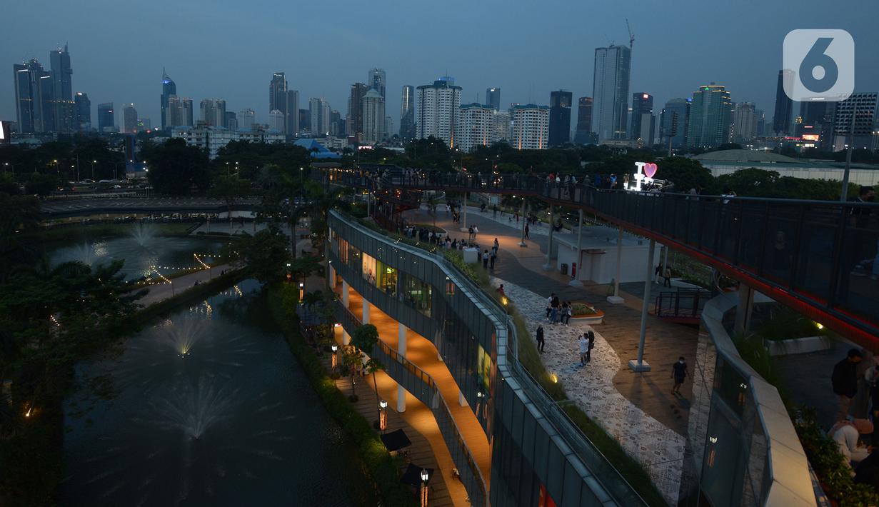 FOTO: Menikmati Pemandangan Ibu Kota dari Skywalk Senayan Park - Foto ...