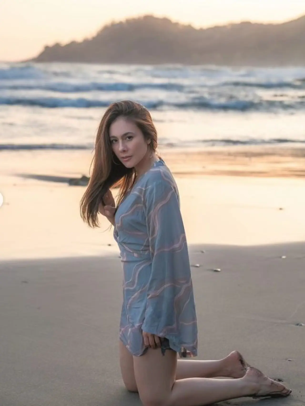 Tak Pernah Gagal, Intip Potret Memukau Wulan Guritno Pakai Dress Mini di Pantai - Entertainment ...