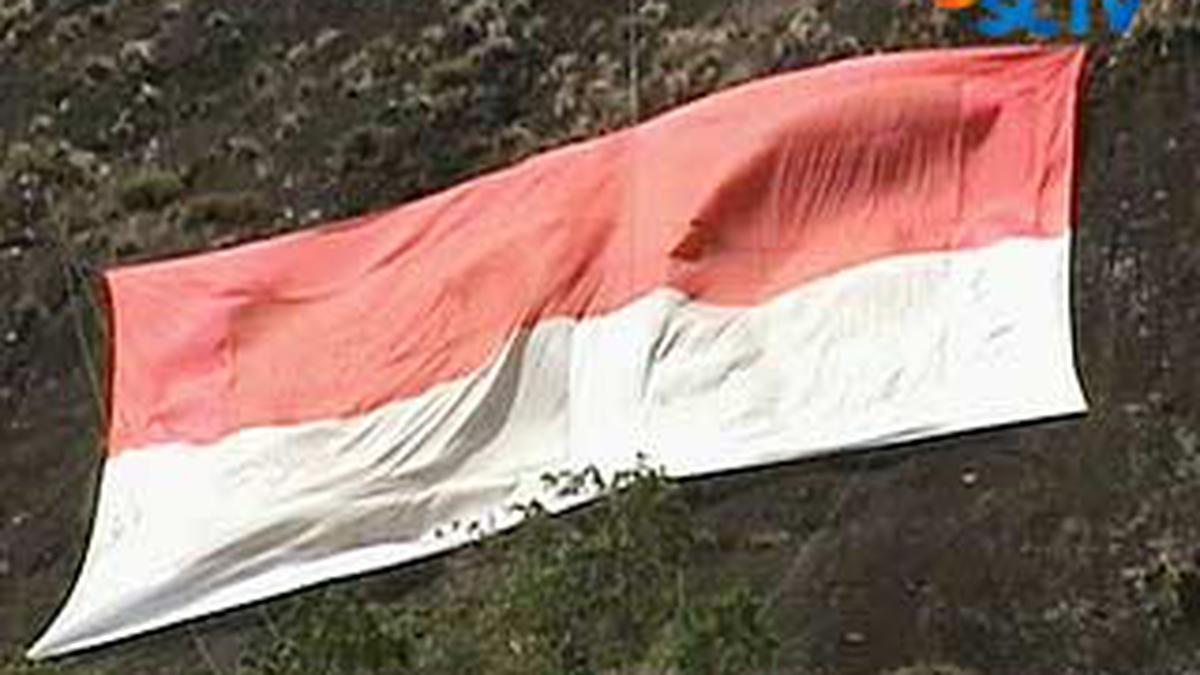 Dari Bendera Raksasa, Hingga Ritual Mohon Izin