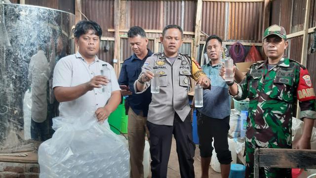 Polisi Gerebek Pabrik Miras Rumahan milik WNA Cina di Sulsel - Regional Liputan6.com