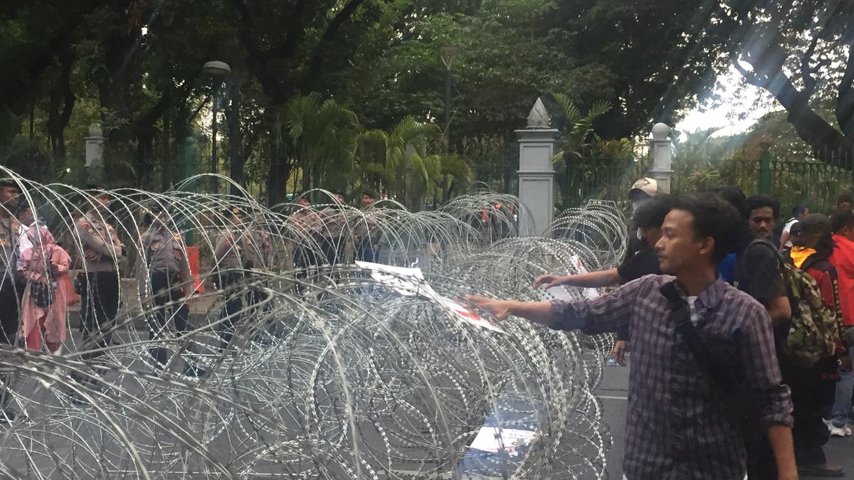 Polisi Tutup Jalan Patung Kuda arah Istana Merdeka untuk Antisipasi Demo - News Liputan6.com