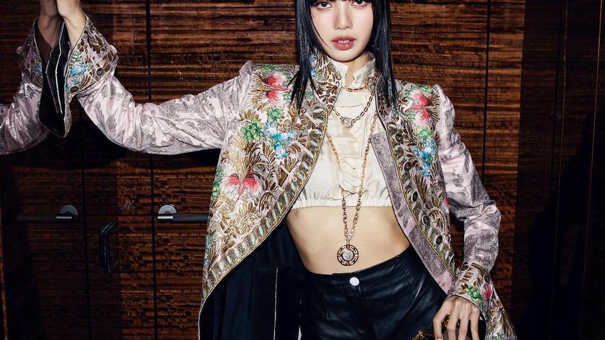 Aura CEO Lisa BLACKPINK di Show Louis Vuitton, Pamer Perut Rata Lewat ...