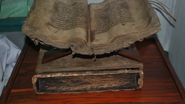 Al-Qur'an Kulit Kayu, Jejak Awal Penyebaran Islam di Alor - Islami ...