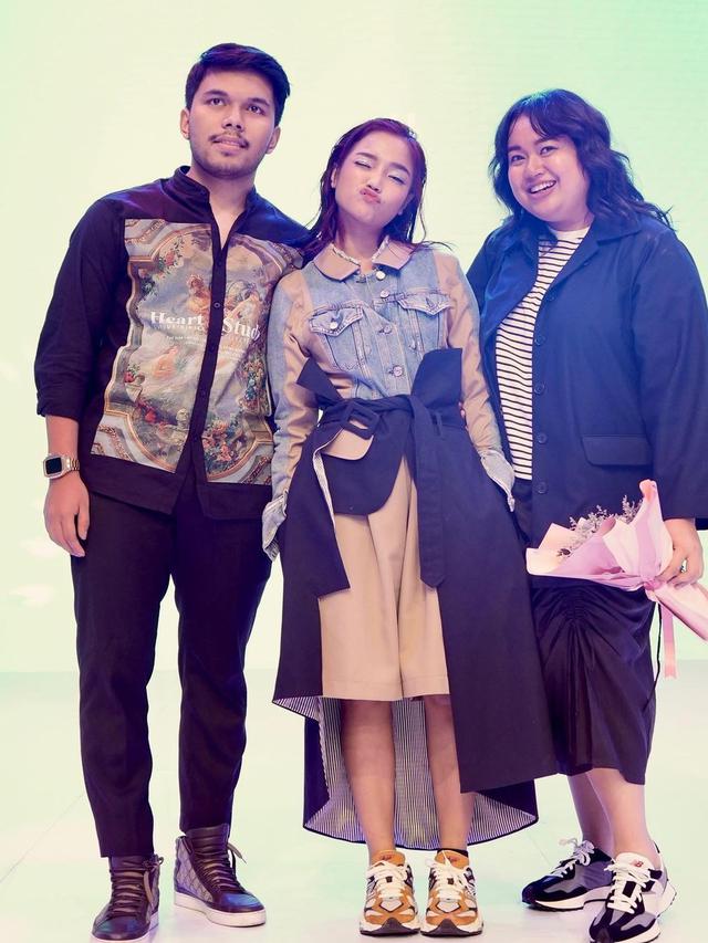 5 Potret Fuji Tampil Penuh Percaya Diri di Catwalk Jakarta Fashion Week ...