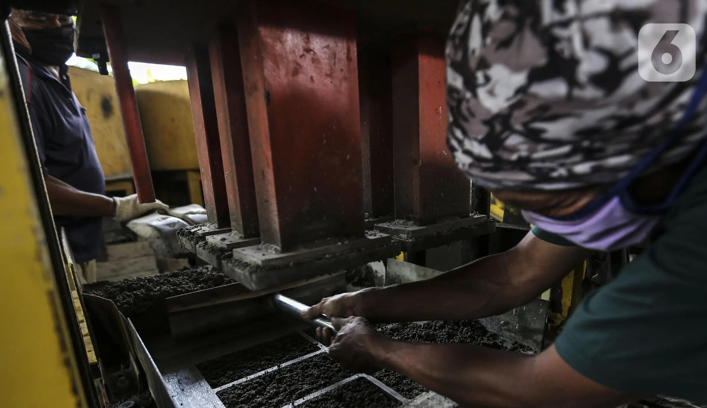 FOTO: Mengintip Pembuatan Paving Block Berbahan Sampah Plastik - Foto ...