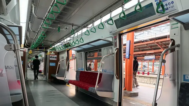 Tak Kalah Fancy! KRL Baru Bikin Penumpang Serasa Naik MRT - Bisnis ...