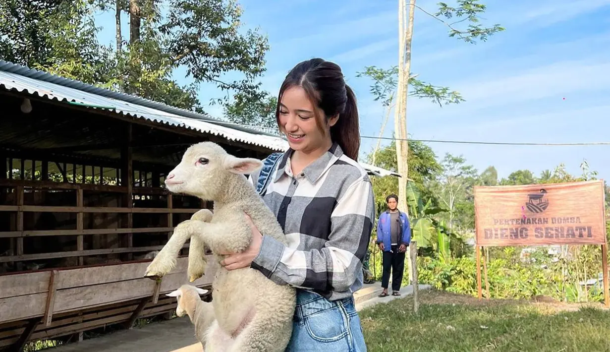 Seru Main Bareng Domba, Ini Potret Liburan Dannia Salsabilla Ke ...
