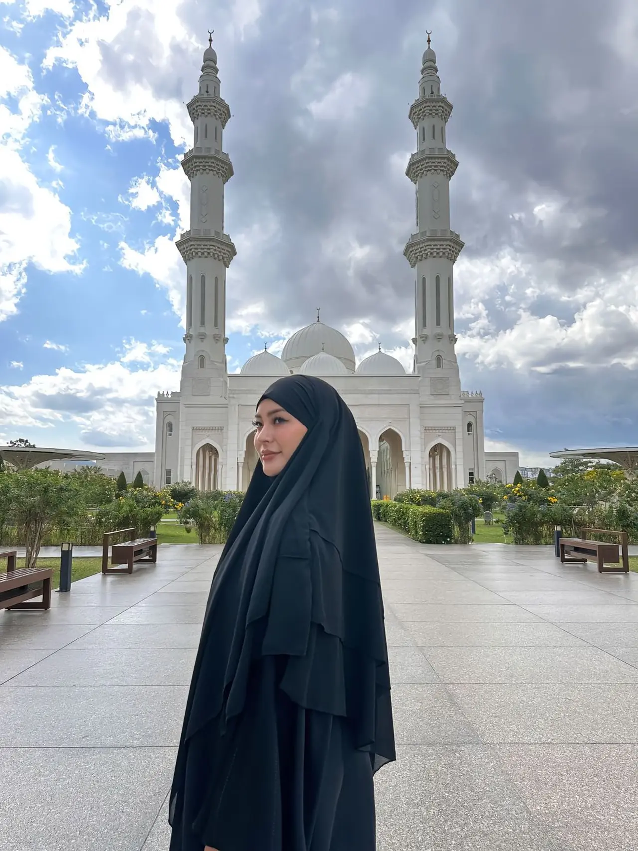 7 Potret Kae Asakura ‘Rae Lil Black’ Berhijab Usai Masuk Islam, Anggun ...