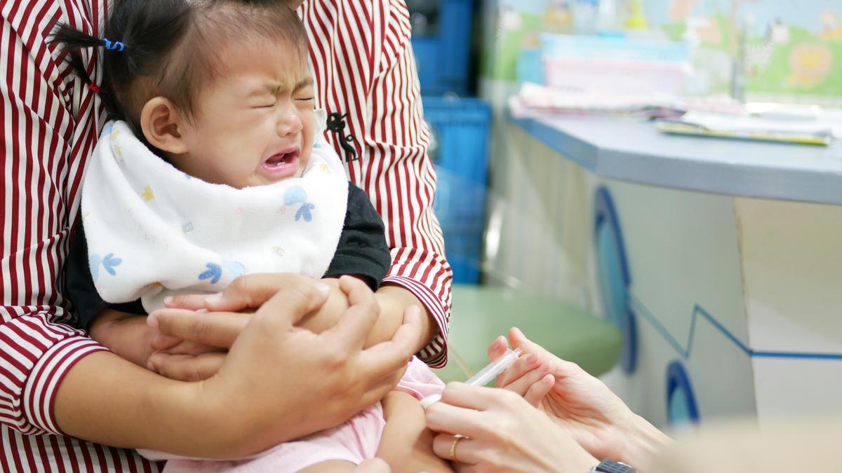 5 Tips Menenangkan Bayi setelah Disuntik