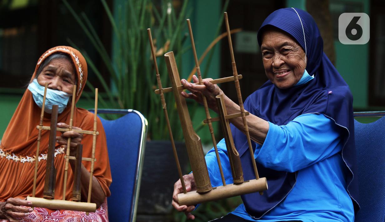 FOTO: Aktivitas Lansia Mengisi Waktu Sambil Berlatih - Foto Liputan6.com