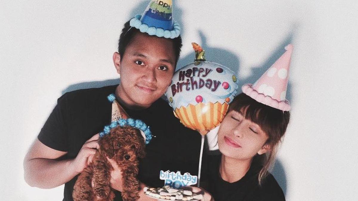 Rayakan Ultah Oka Mahendra Putra, Awkarin Bawa Lilin ke Pemakaman - ShowBiz Liputan6.com