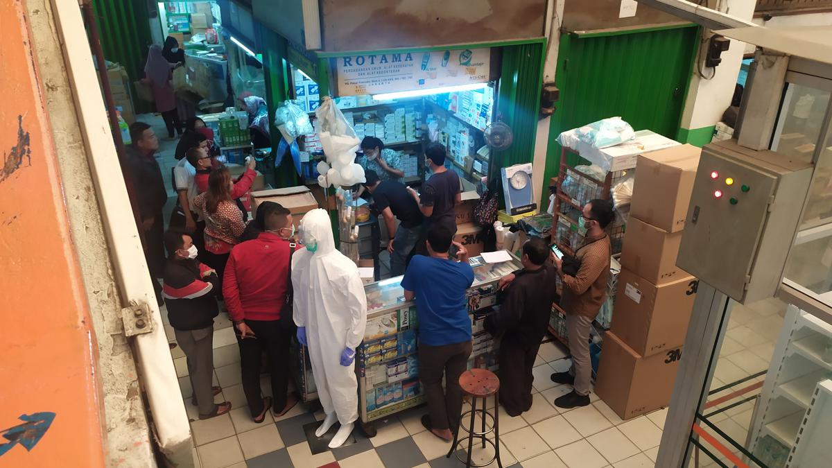 Pasokan Berkurang, Harga Hand Sanitizer di Pasar Pramuka Melonjak Tinggi