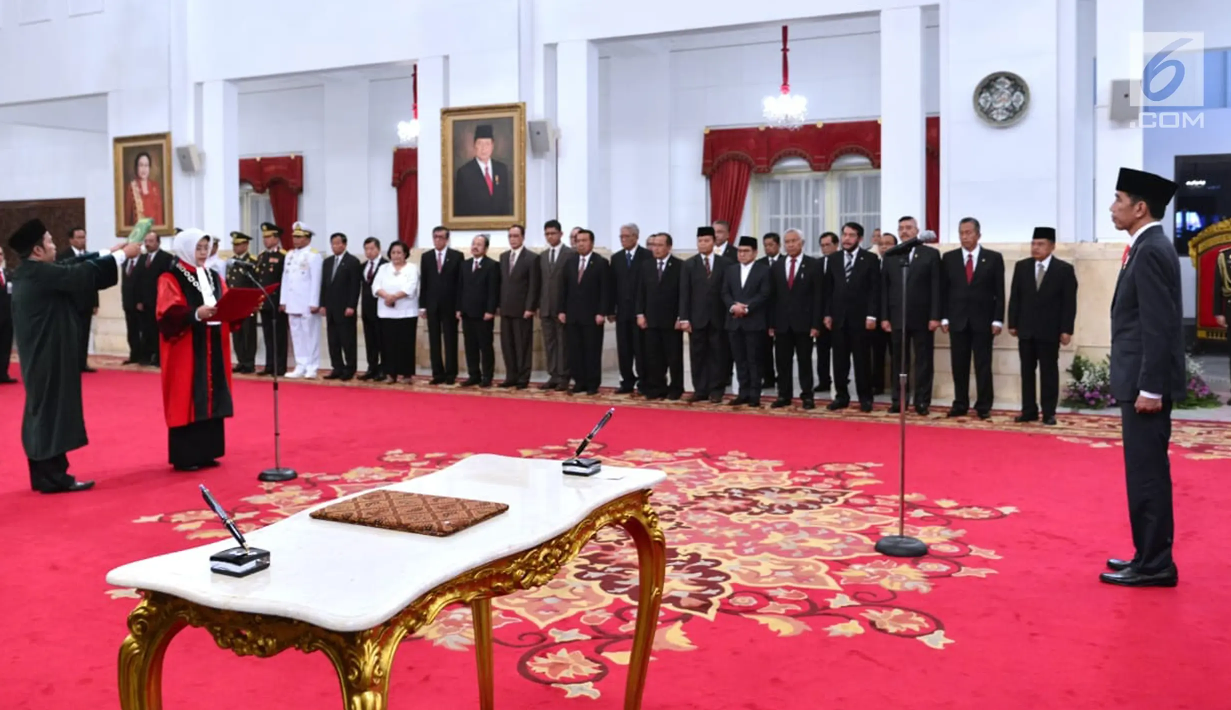 Foto Jokowi Lantik Enny Nurbaningsih Jadi Hakim Mk Foto 