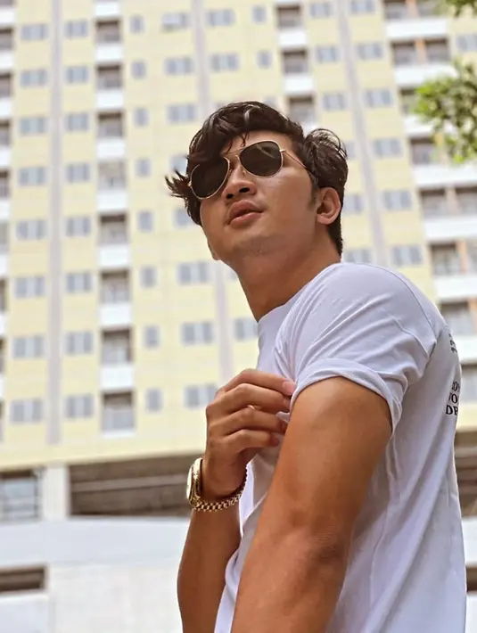 Foto Aditya Zoni Pose Pegang Baju, Bak ABG Meski Sebentar Lagi Jadi ...