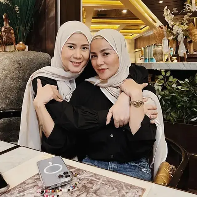Potret 6 Kakak Adik Artis yang Kini Sama-Sama Berhijab, Tampil Lebih Anggun - Hot Liputan6.com