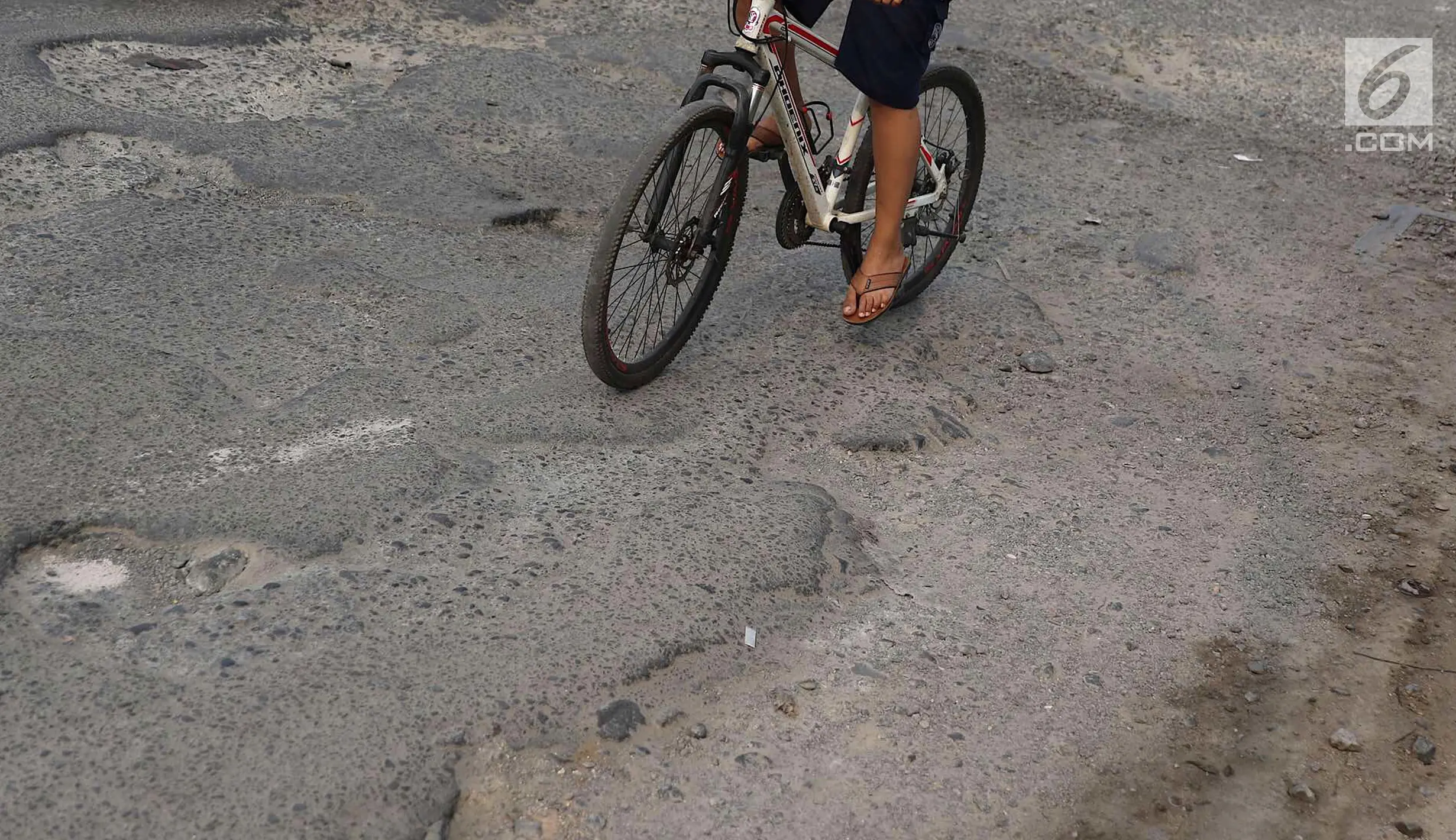 FOTO: Jalan di Depok Ini Dibiarkan Rusak Bertahun-tahun - Foto Liputan6.com