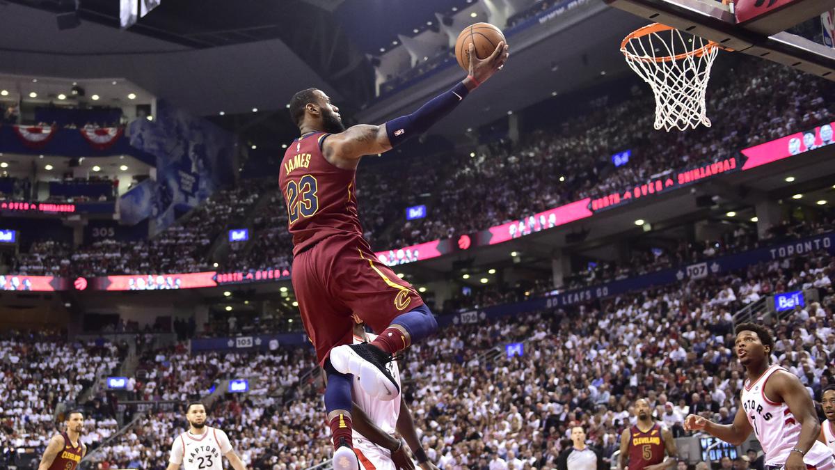 NBA: 43 Poin James Bantu Cavaliers Hajar Raptors - NBA Bola.com