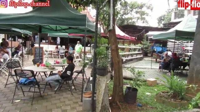 7 Potret Halaman Rumah Rano Karno yang Jadi Warung Si Doel - ShowBiz Liputan6.com