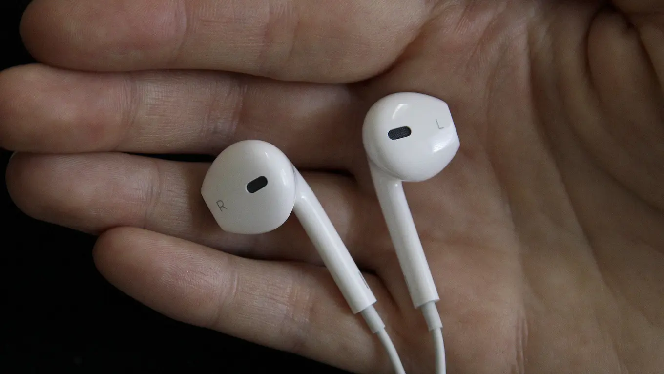 Biar Nggak Lepas Terus, Nih Cara Brilian Pasang Earphone!