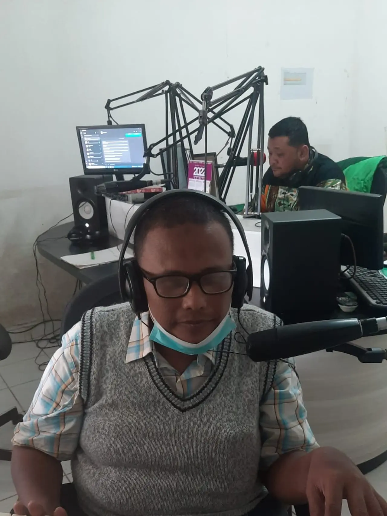 Suka Interaksi di Radio, Penyandang Disabilitas Asal Surabaya Direkrut ...