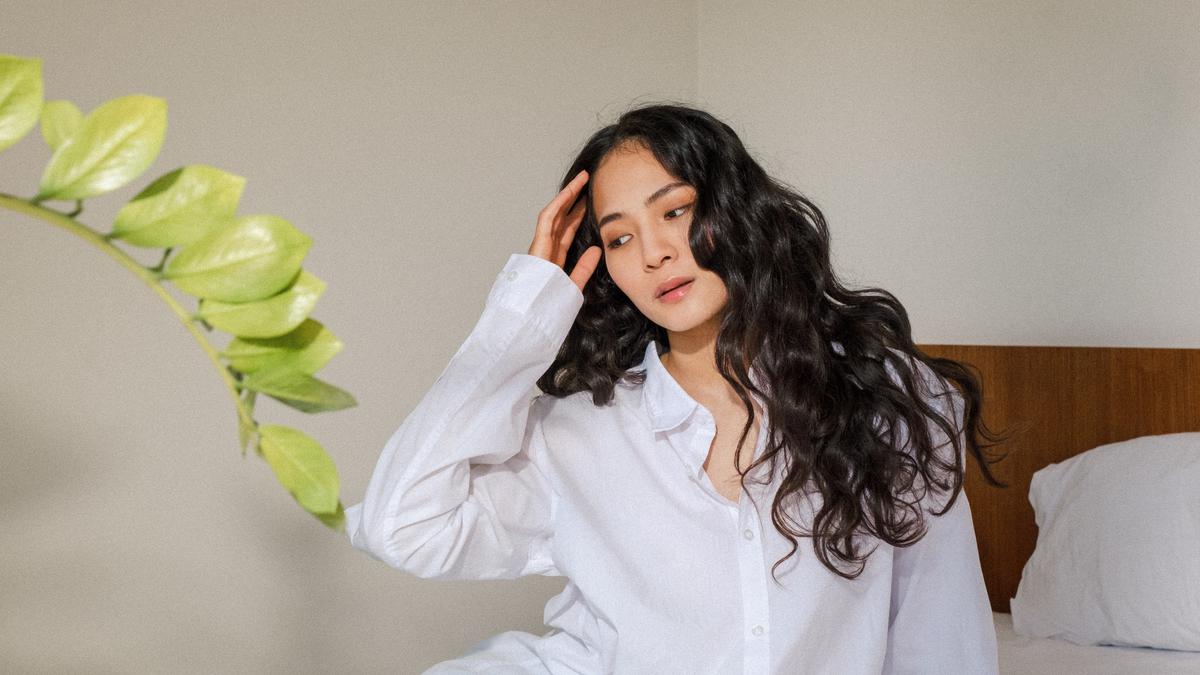 7 Penyebab Rambut Keriting dan Cara Merawatnya dengan Alami - Beauty ...