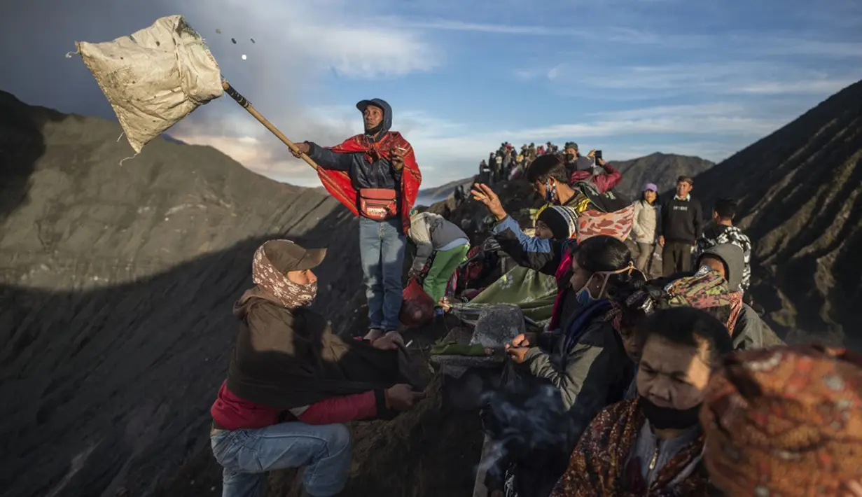 FOTO: Upacara Yadnya Kasada, Suku Tengger Larung Sesajen ke Kawah ...