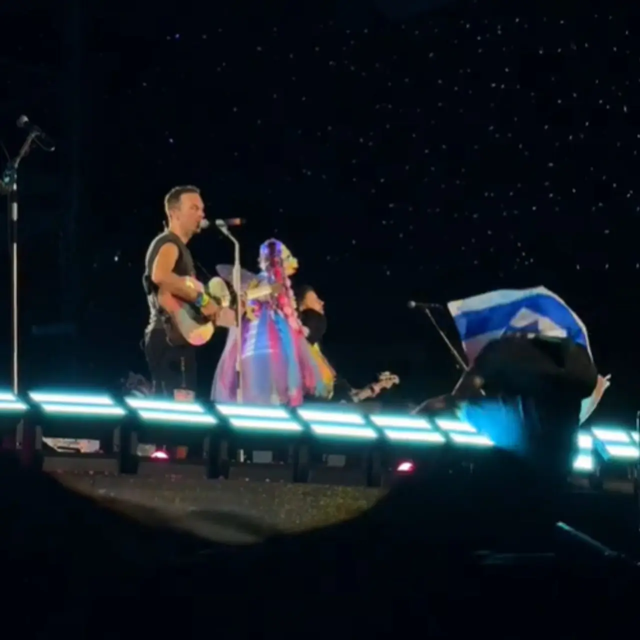 Konser Coldplay Diganggu Pendukung Israel yang Nekat Naik ke Atas ...