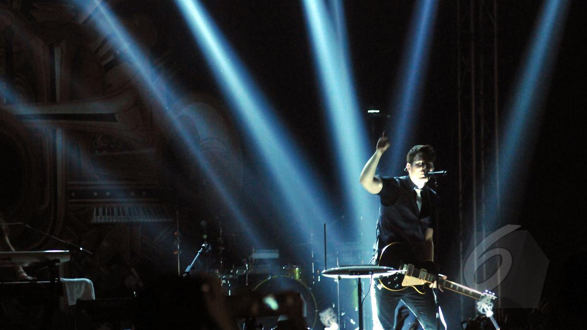 Lirik Lagu Fireflies - Owl City - Ragam Bola.com