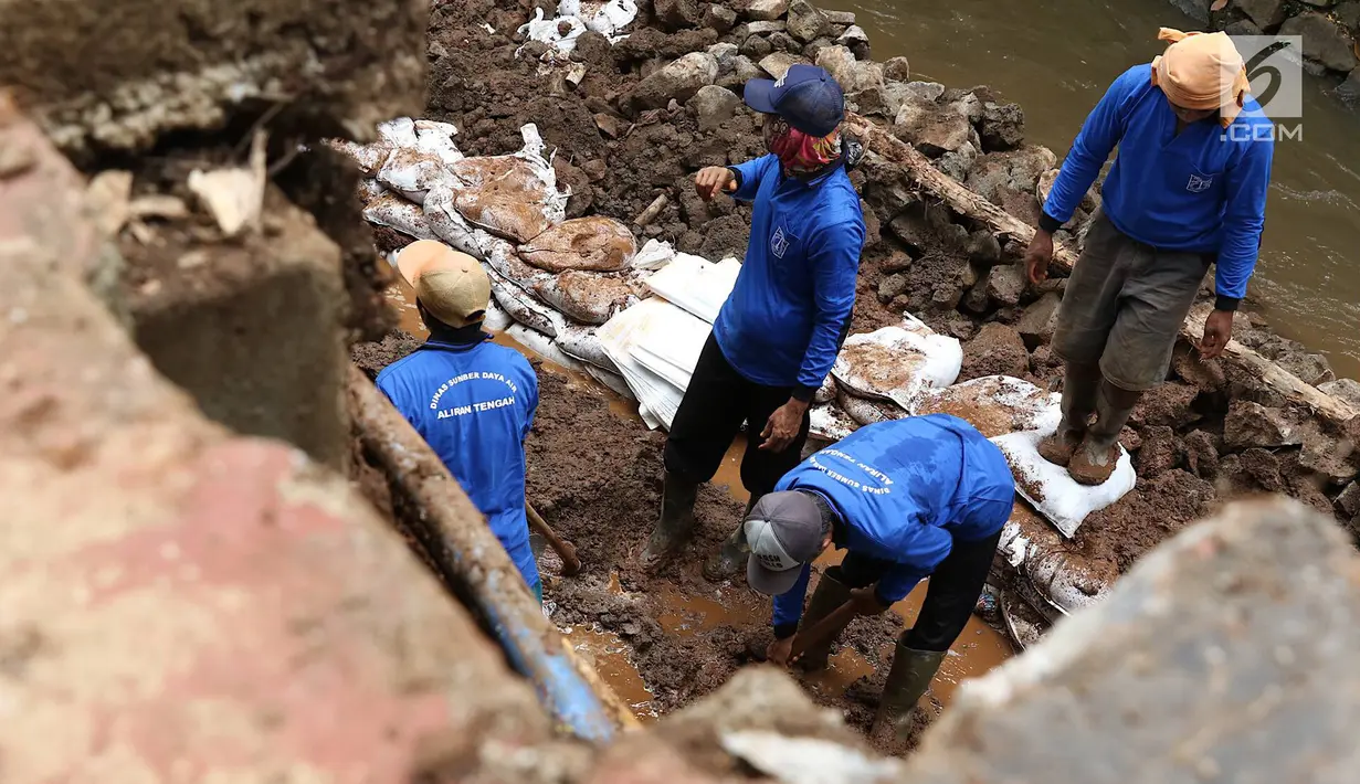 FOTO: Cegah Longsor, Petugas Ganti Batu Turap di Pancoran - Foto ...