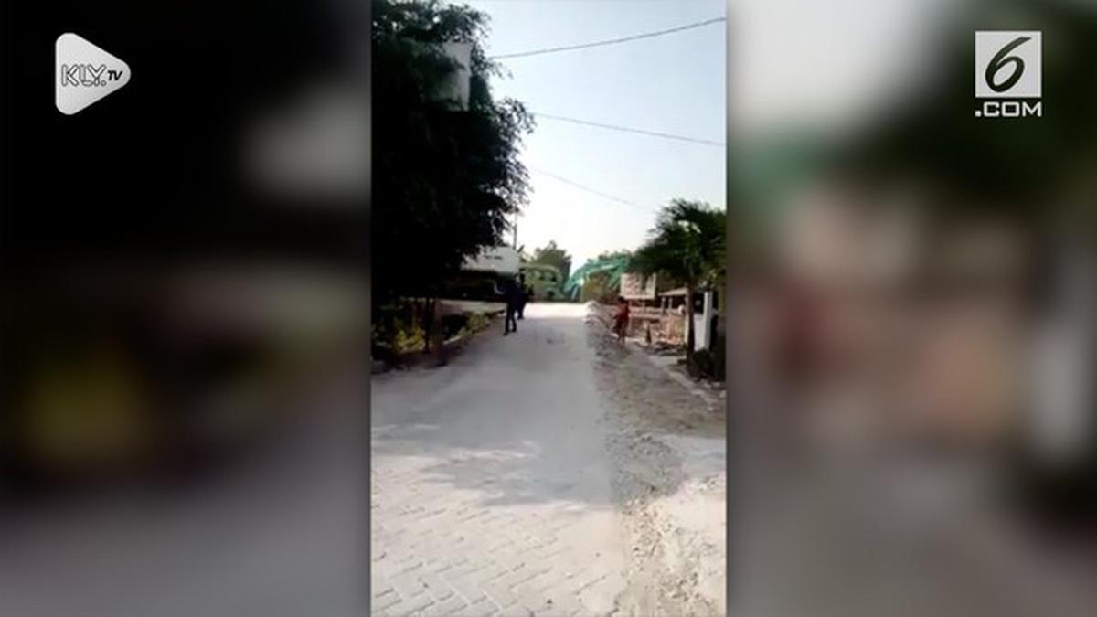 VIDEO: Mogok di Lintasan Rel, Angkot Dihantam Kereta - Regional Liputan6.com