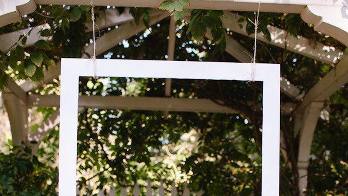 10 Ide Photo Booth Pernikahan Murah Buatan Sendiri - Photo Fimela.com