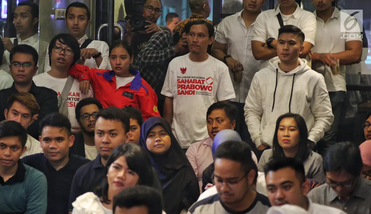 FOTO: Wajah Tegang Generasi Milenial Saat Nobar Debat Pilpres - Foto ...