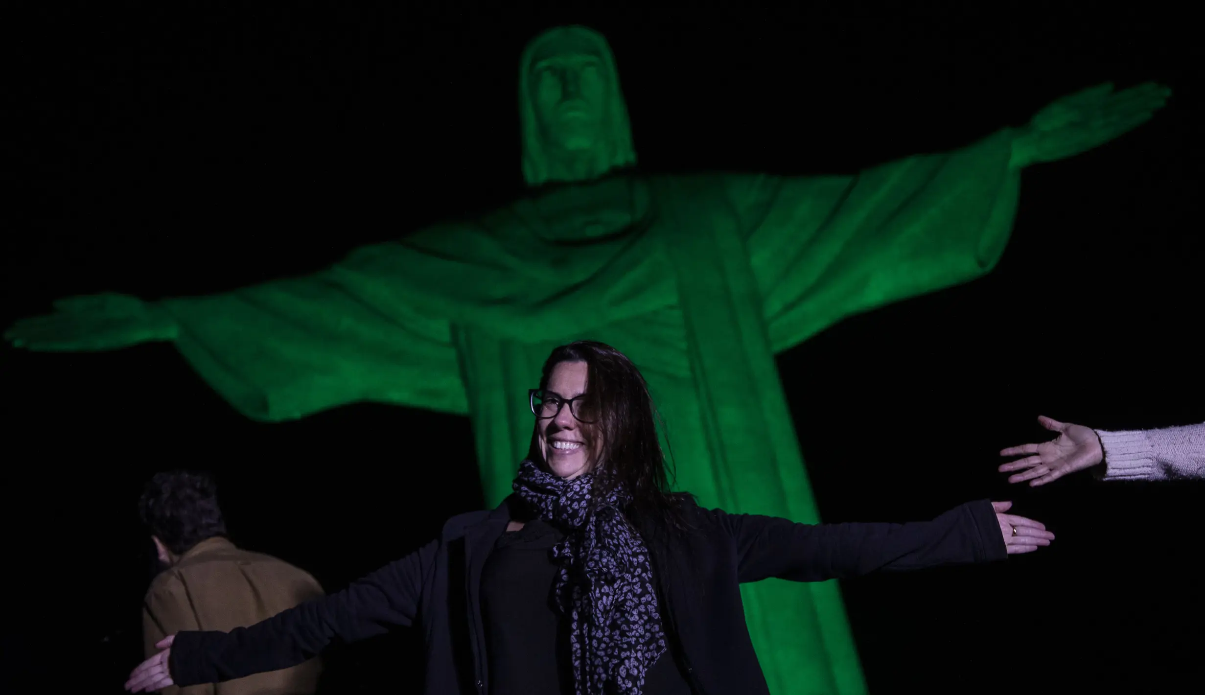 Melihat Patung Yesus di Brasil Bermandi Cahaya Hijau - Foto Liputan6.com