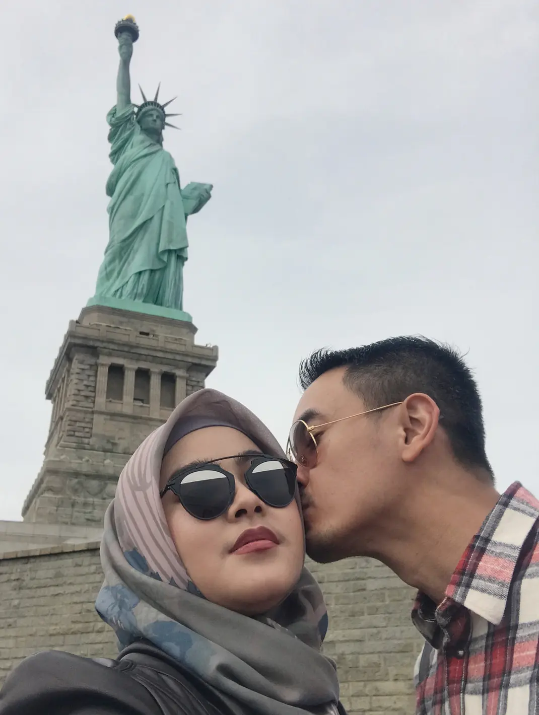 Resmi Cerai, Intip 10 Potret Kemesraan Zumi Zola dan Sherrin Delapan ...