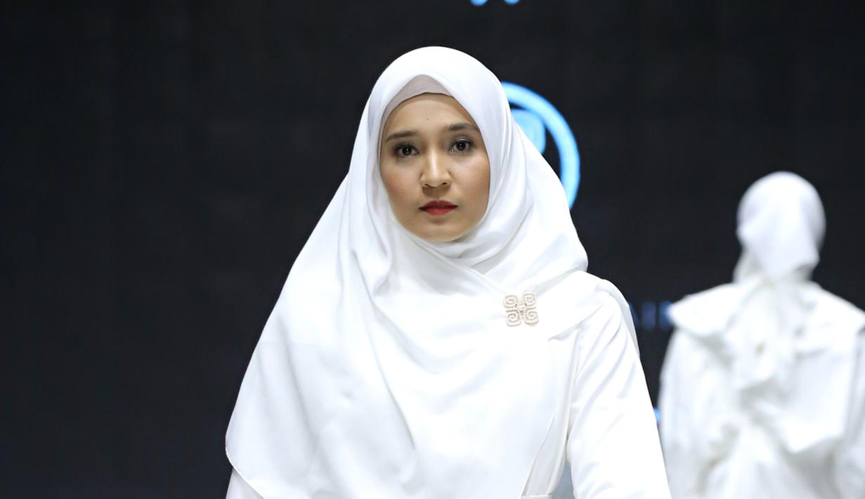 FOTO: Gaya Anggun Dini Aminarti Saat Jadi Model di Muslim Fashion ...