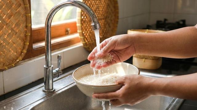 7 Cara Menghemat Air saat Mencuci Beras Tanpa Mengurangi Kebersihan