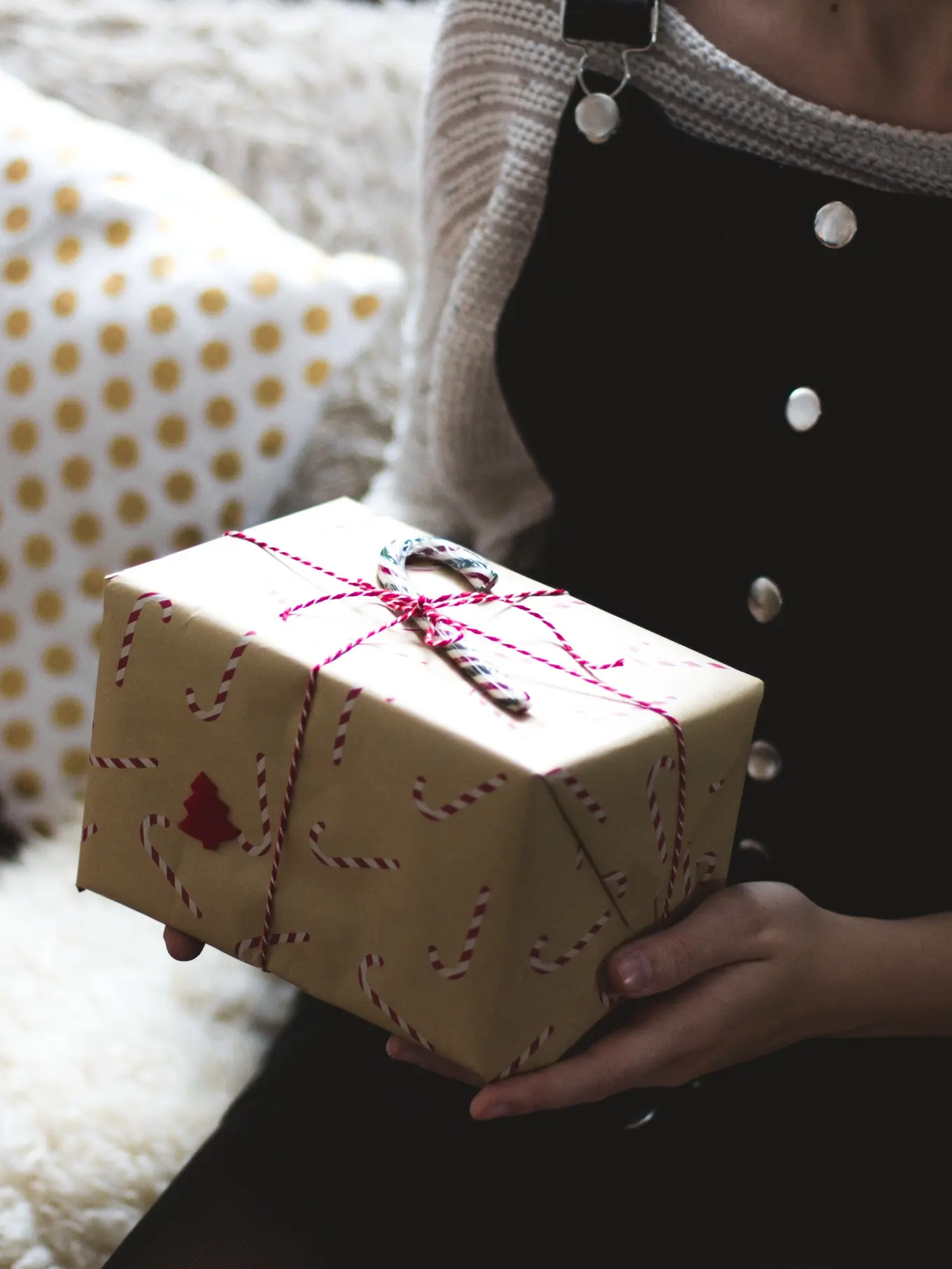 Memberi Hadiah Baju ke Pasangan Bikin Hubungan Putus, Mitos atau Fakta?