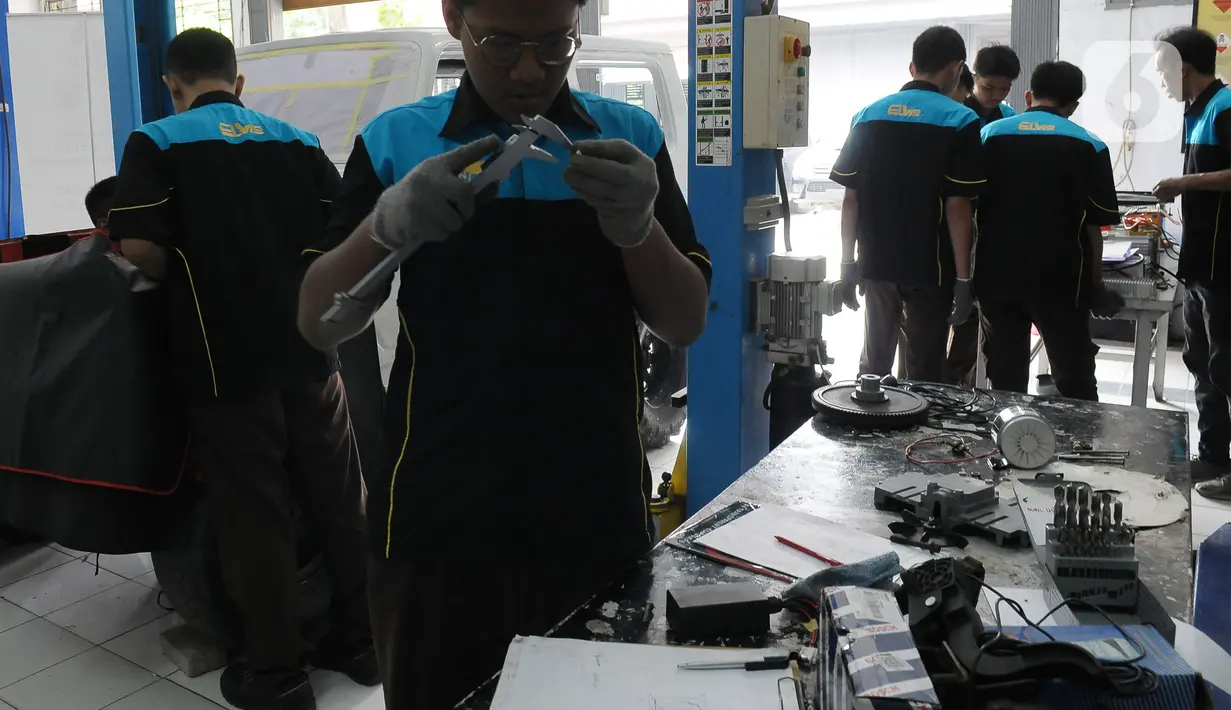 Pelajar SMKN 26 Jakarta Mengkonversi Mobil Listrik - Foto Liputan6.com