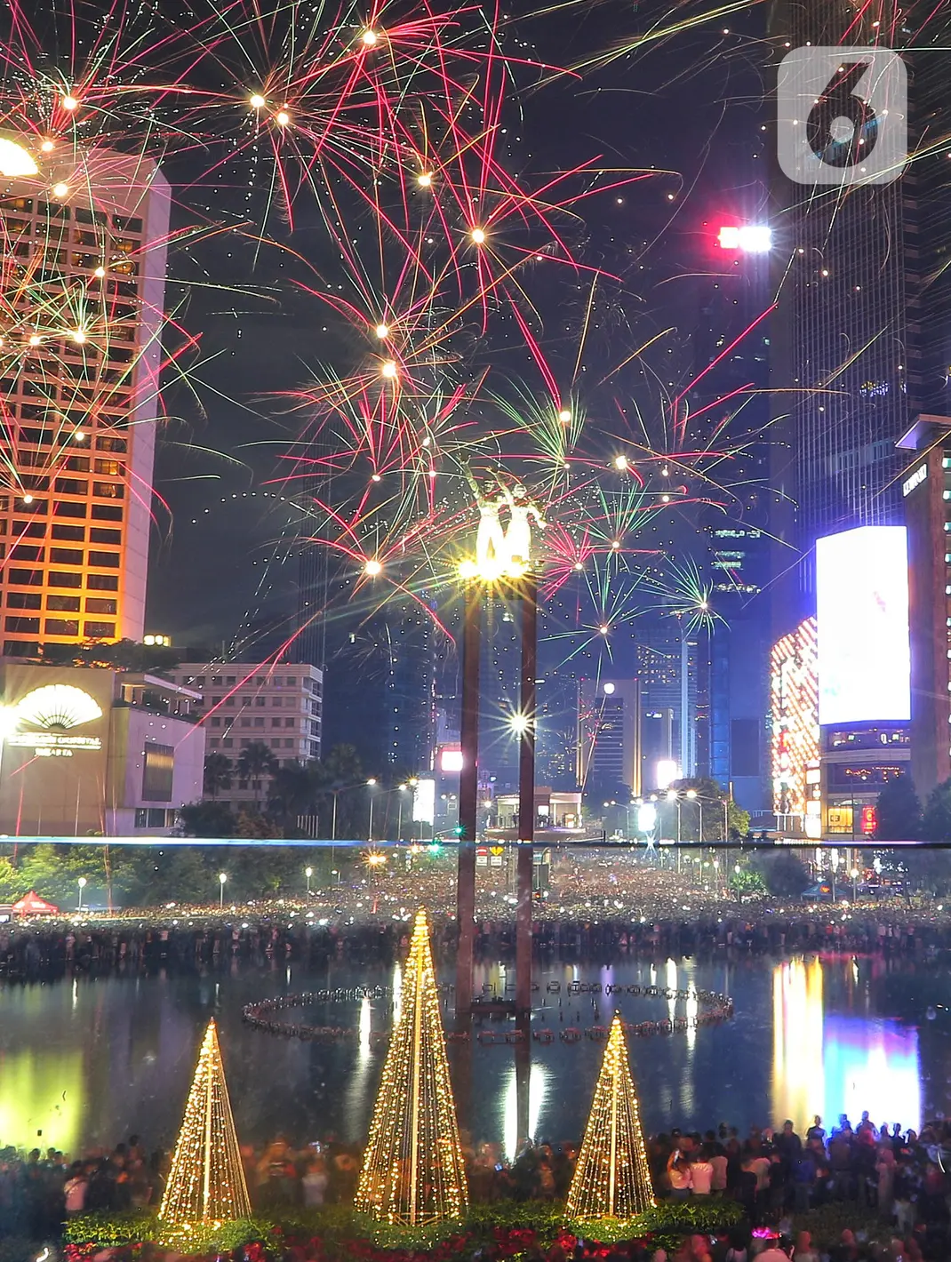 Kemeriahan Pesta Kembang Api Warnai Langit Jakarta di Malam Pergantian Tahun - Foto Liputan6.com