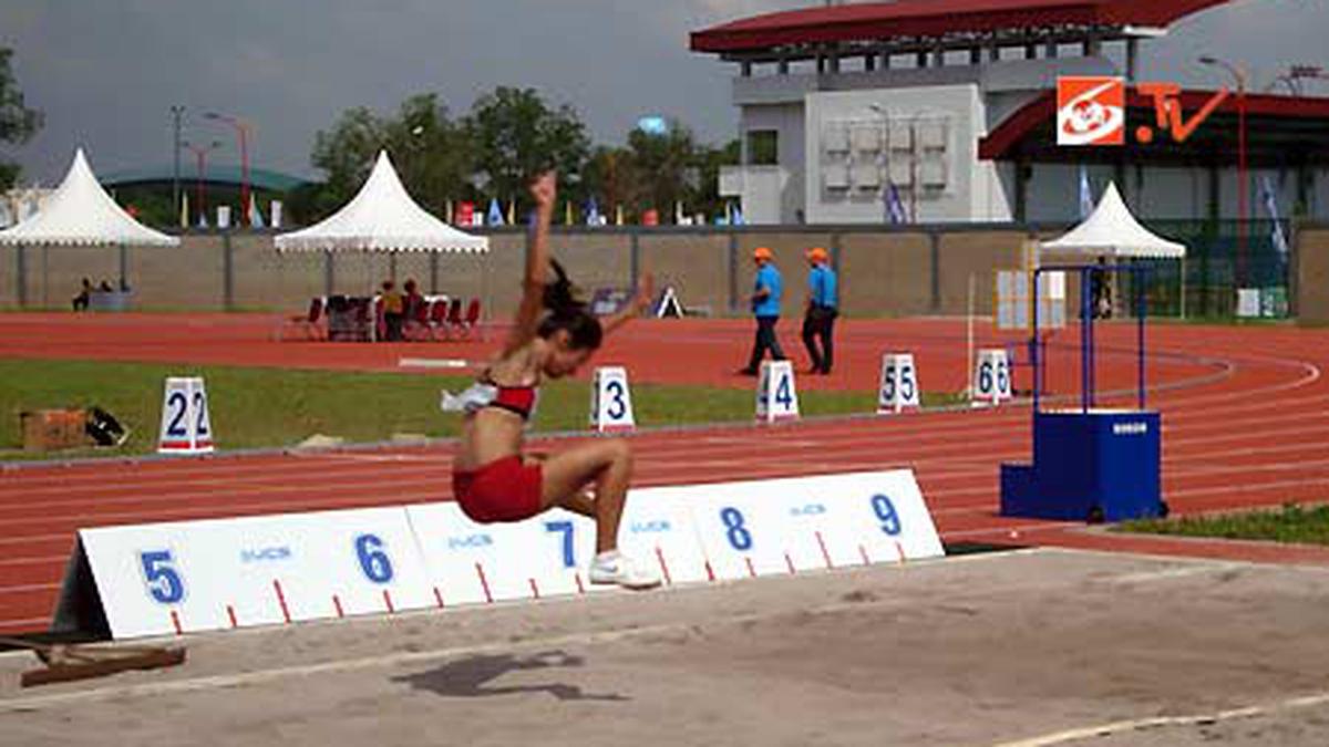 Final lompat jauh putri di Atletik Stadium, Jakabaring Sport Center ...