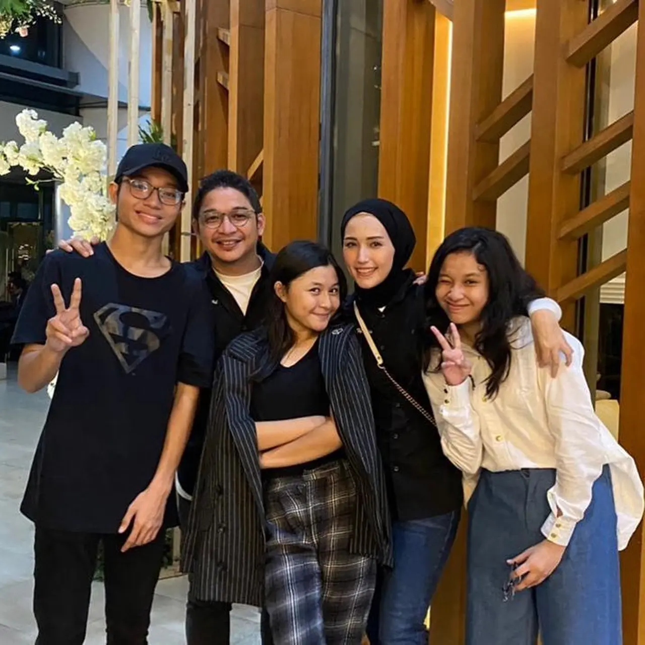 7 Potret Adelia Wilhelmina Bersama Ketujuh Anak Pasha Ungu, Rukun dan Hangat - Entertainment ...