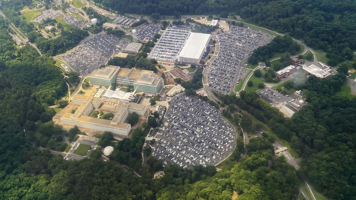 Tabrak Gerbang Markas CIA, Seorang Wanita Ditembak - Global Liputan6.com