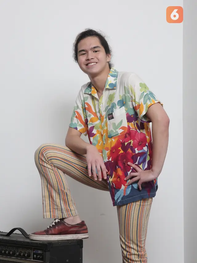 5 Potret Dul Jaelani Manggung di Konser '20 Tahun DEWA 19' Surabaya ...