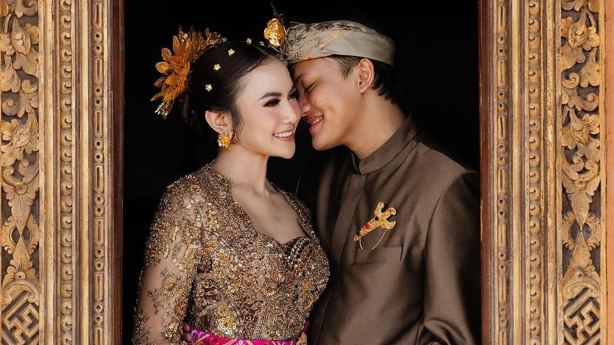 6 Potret Mesra Rizky Febian dan Mahalini Dibalut Busana Adat Bali Nuansa Cokelat Serasi Jalani ...