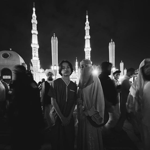 Pertama Kali Jalani Umroh, Ini 6 Potret BCL Pakai Cadar di Tanah Suci