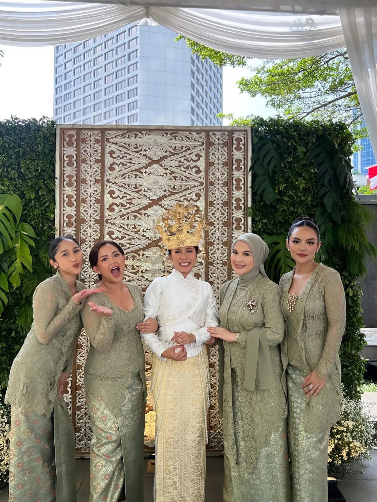 8 Momen Pernikahan Adik Raditya Dika, Kental Adat Mandailing