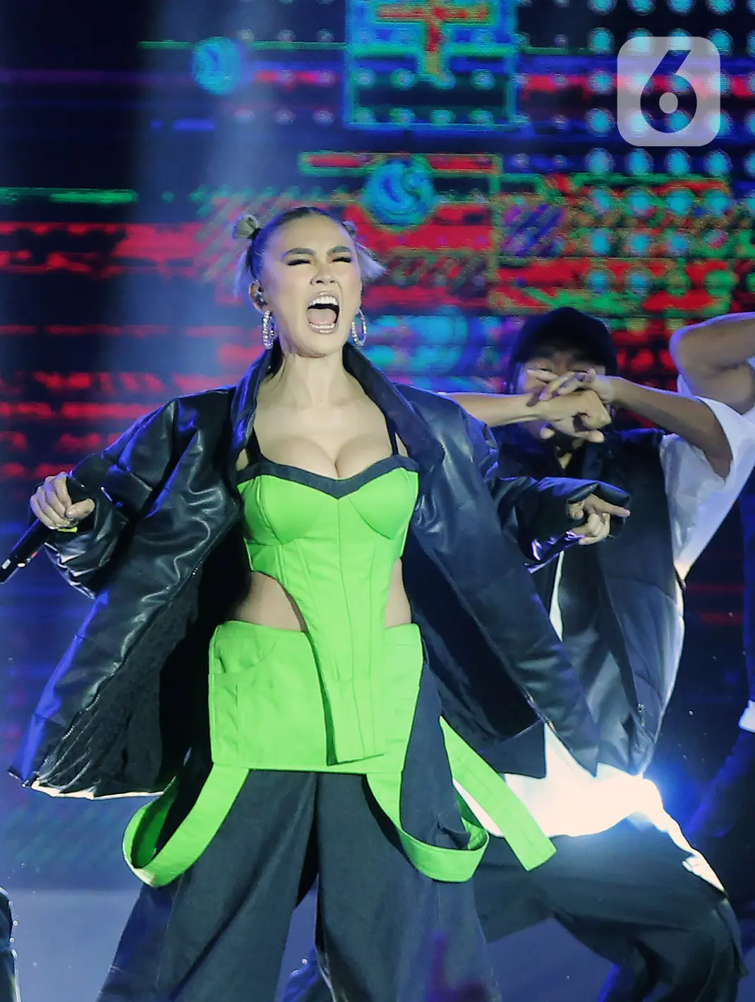 Agnez Mo Guncang Panggung Malam Puncak HUT SCTV 33 XtraOrdinary - Foto ...