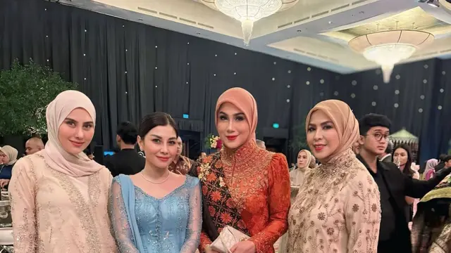 7 Potret Marini Zumarnis Kenakan Songkat Palembang di Kondangan, Pesona Kecantikan Berkelas ...