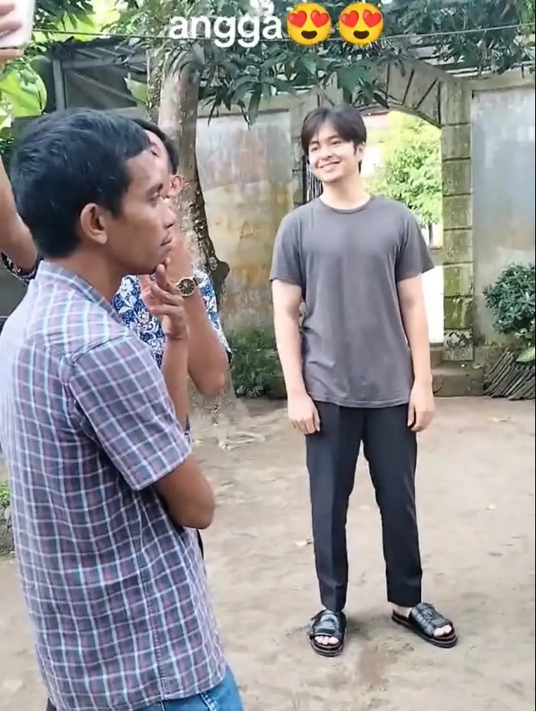 Potret Angga Yunanda Pulang Kampung, Penampilannya Jadi Sorotan - Photo Fimela.com